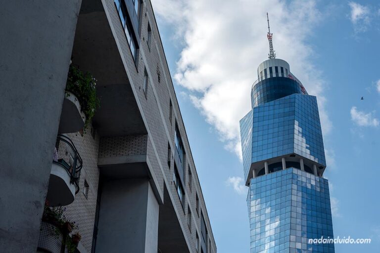 Fachada de la Avaz Twist Tower, Sarajevo | Nada Incluido - Blog de viajes